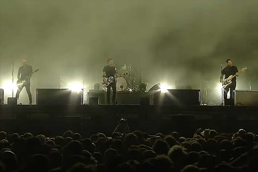 RISE AGAINST Performs “Last Man Standing” to 40K Audience at South Side ...